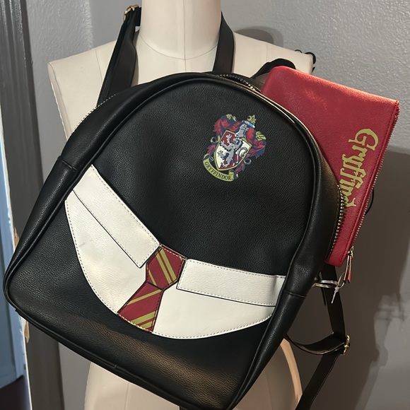 Warner Bros. | Bags | Nwot Harry Potter Backpack Gryffindor Zipper ...